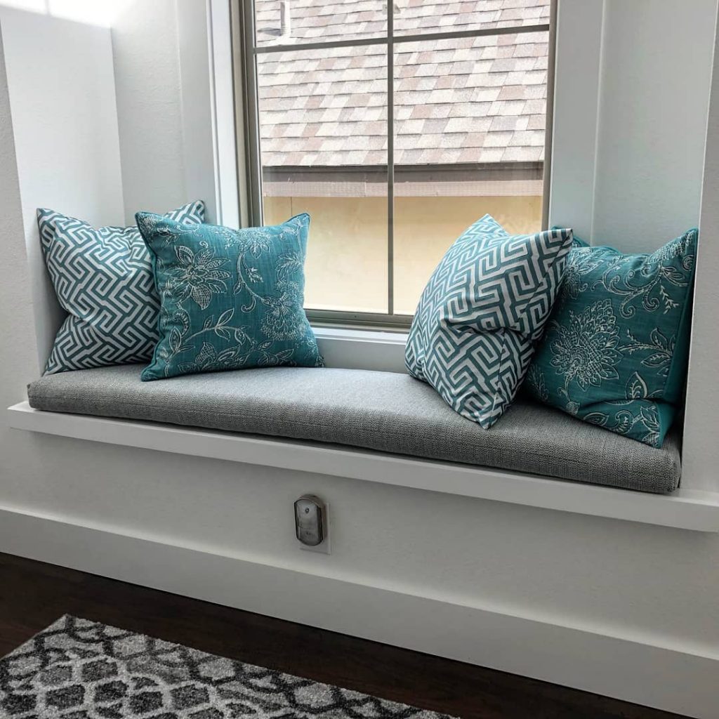 22 Brilliant Ideas for Window Seats with Different Cushions