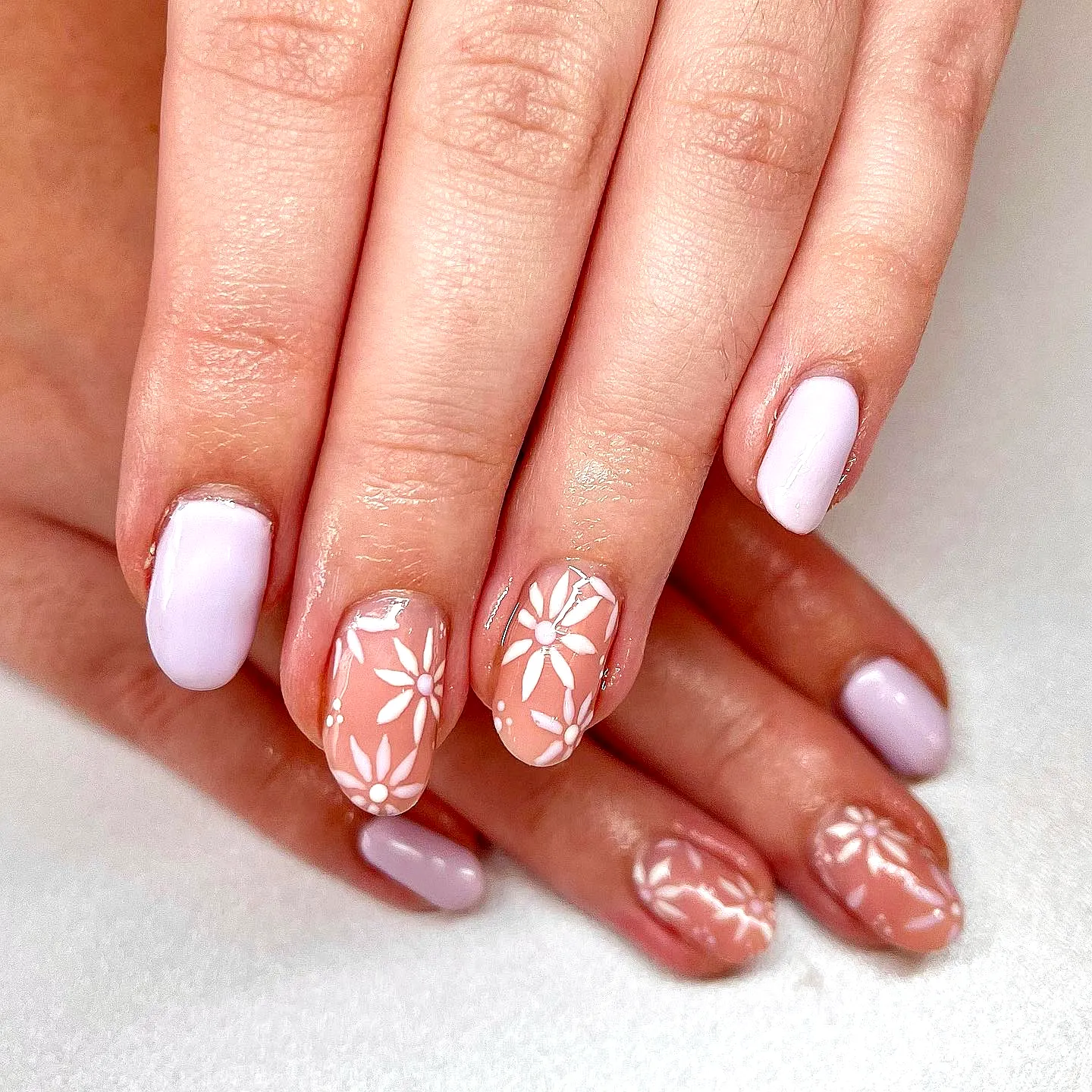 14 Cute Daisy Nail Designs to Try Right Now!