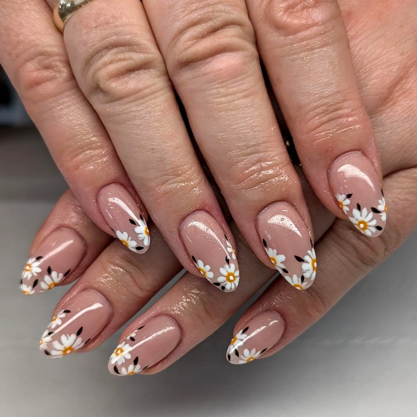 14 Cute Daisy Nail Designs to Try Right Now!