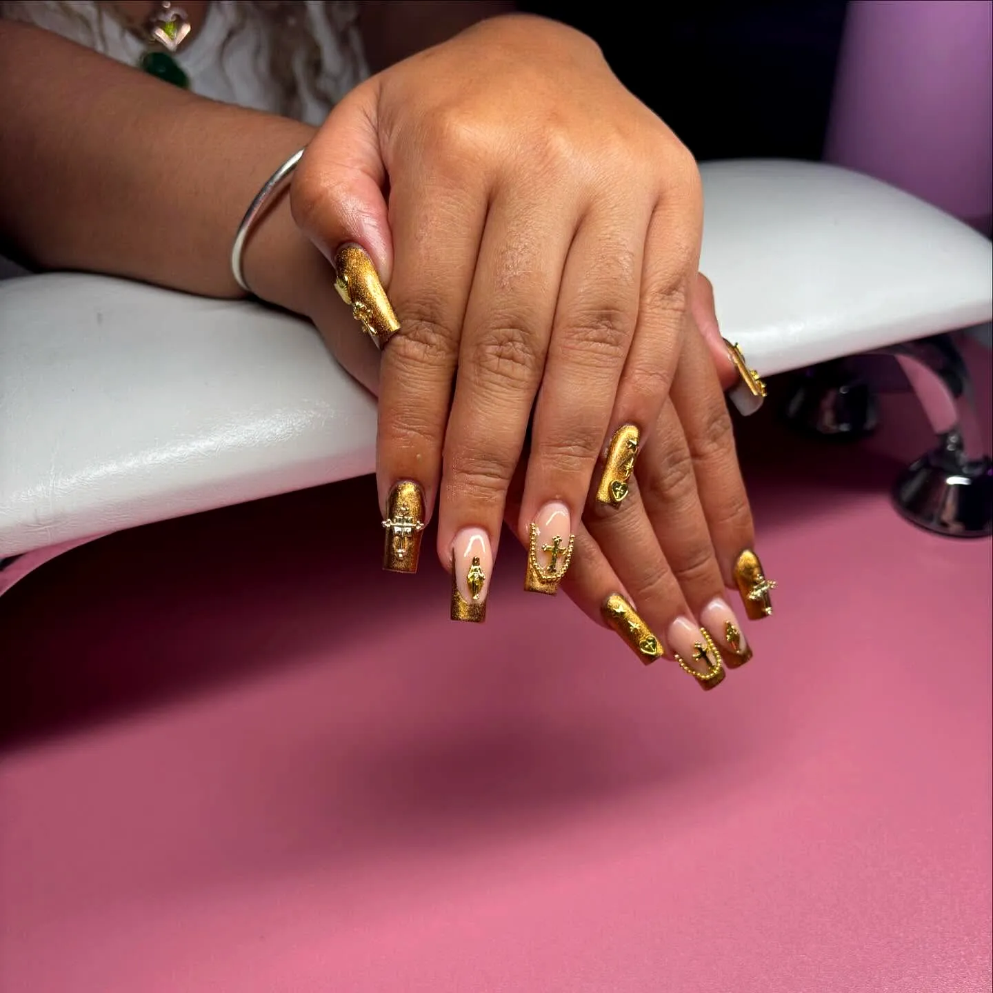 12 Trendy Gold Chrome Nails Ideas for Glamorous Looks